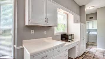 Casa, várias camas, pátio, vista para o jardim (Timber Creek Hideaway) | Cozinha privada