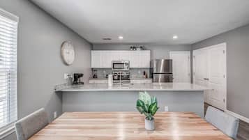 Casa, várias camas, pátio, vista para o jardim (Given Grace Dreamhouse) | Cozinha privada | Uma cafeteira/bule