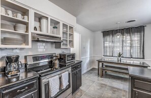 Casa, várias camas, pátio, vista para o jardim (Fox Hunt Hideaway) | Cozinha privada | Um frigorífico, um micro-ondas, um forno, uma placa de cozinha