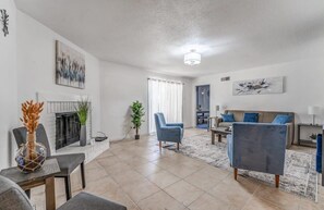 Casa, várias camas, pátio, vista para o jardim (Fox Hunt Hideaway) | Sala de estar | Televisor, lareira