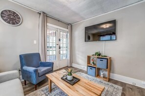 Casa, várias camas, pátio, vista para o jardim | Sala de estar | Televisor