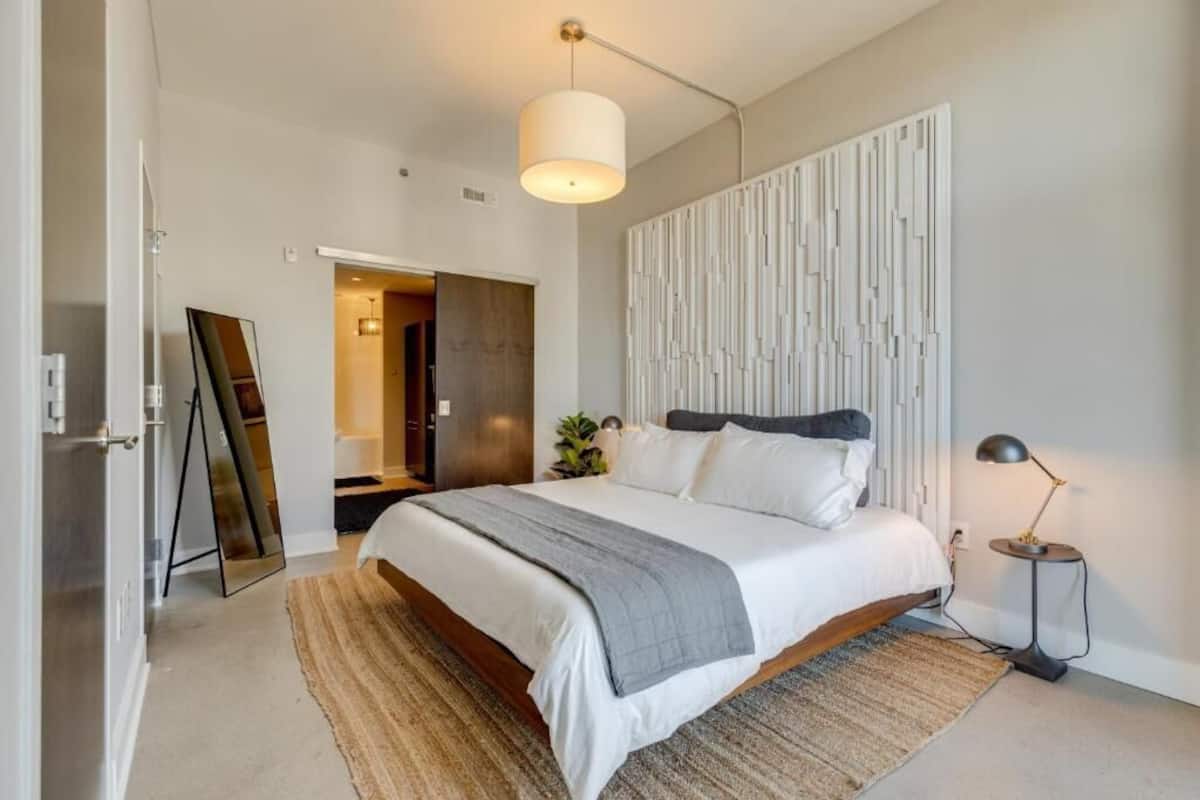 Apartamento em Condomínio Fechado, 2 quartos, Vista para a cidade | Secretária adequada para computadores portáteis, ferro/tábua de engomar