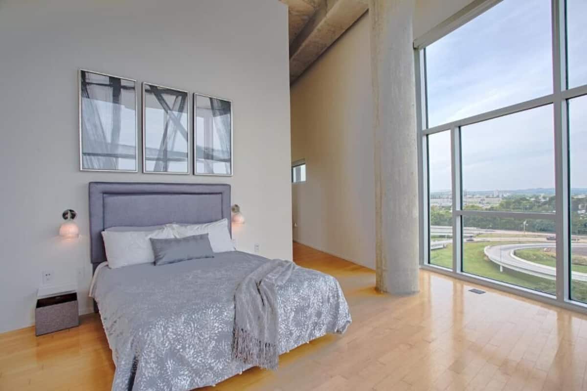 Apartamento em Condomínio Fechado, 2 quartos, Vista para a cidade | Secretária adequada para computadores portáteis, ferro/tábua de engomar