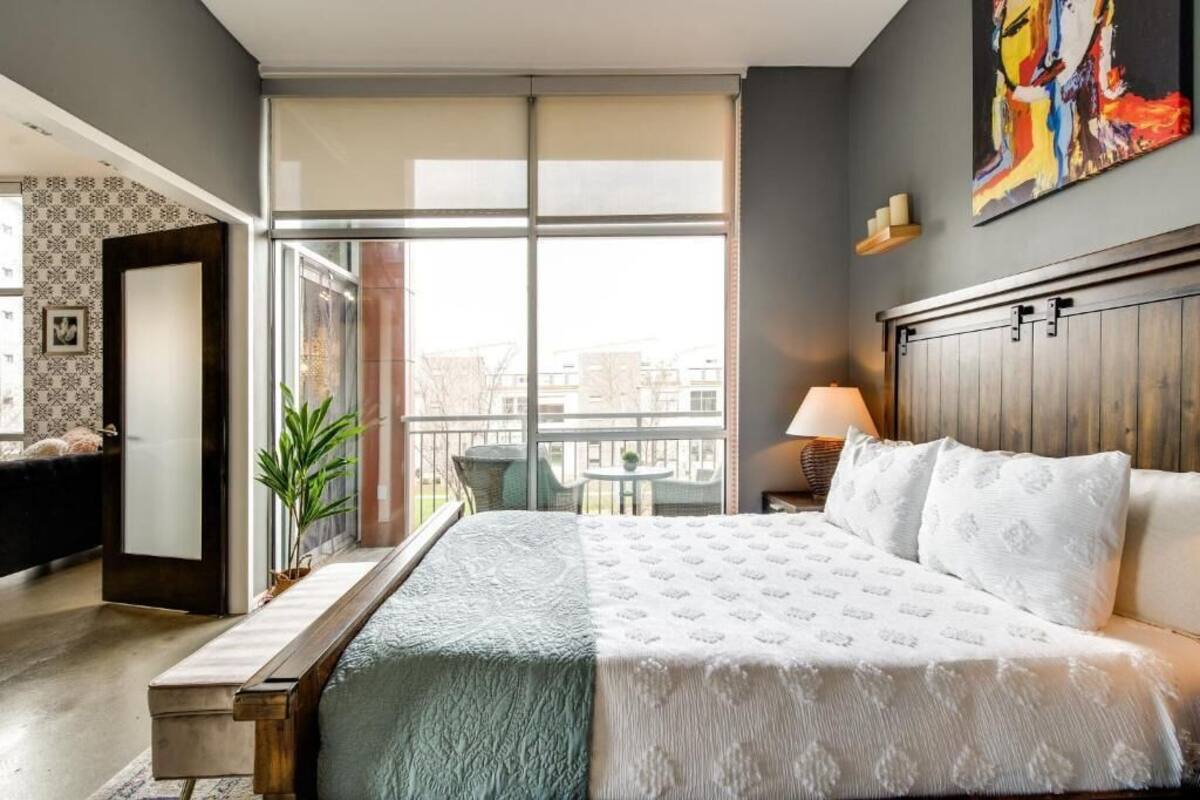 Apartamento em Condomínio Fechado, 1 quarto, Vista para a cidade | Secretária adequada para computadores portáteis, ferro/tábua de engomar