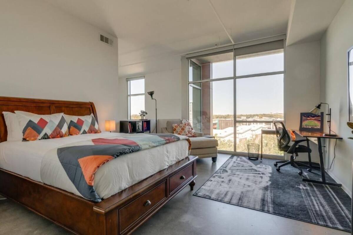 Apartamento em Condomínio Fechado, 1 quarto, Vista para a cidade | Secretária adequada para computadores portáteis, ferro/tábua de engomar