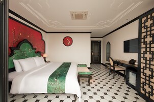 Quarto Duplo de Luxo, varanda, vista para o lago | Roupa hipoalergénica, secretária 