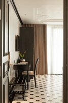 Quarto Duplo de Luxo, varanda, vista para o lago | Roupa hipoalergénica, secretária 