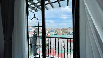 Quarto casal luxo, sacada, vista para a cidade | Sacada