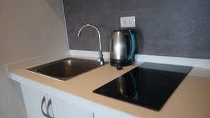 Apartamento, varanda, Vista para a cidade | Cozinha privada | Um frigorífico, um micro-ondas, uma placa de cozinha