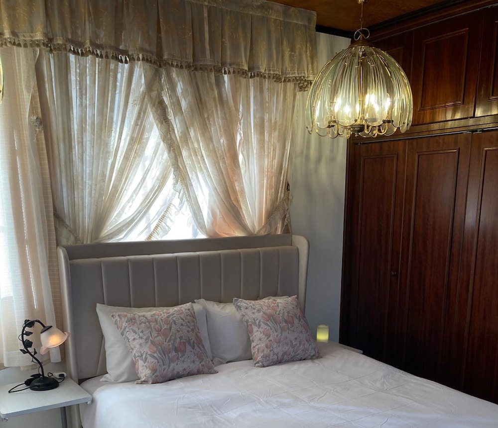 Luxrious double room with mountain view and ocean view from the balcony ...