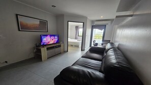 Apartamento, sacada, vista para a cidade | Área de estar