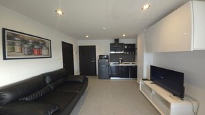 Apartamento, sacada, vista para a cidade | Área de estar