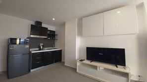 Apartamento, sacada, vista para a cidade | Cozinha privada | Geladeira, micro-ondas, cooktop, talheres/pratos/utensílios de cozinha