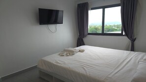 Apartamento, sacada, vista para a cidade | Cofres nos quartos, ferros/tábuas de passar roupa, Wi-Fi de cortesia
