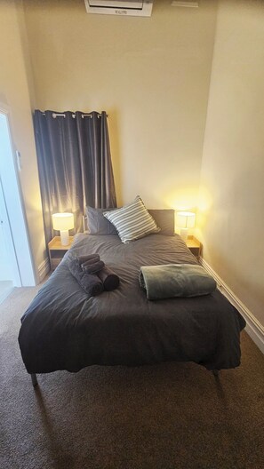 Quarto Duplo Básico, 1 cama de casal | Ferro/tábua de engomar, Wi-fi grátis, roupa de cama fornecida 