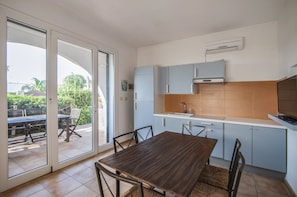 Casa Comfort, 3 quartos | Cozinha privada | Um micro-ondas 