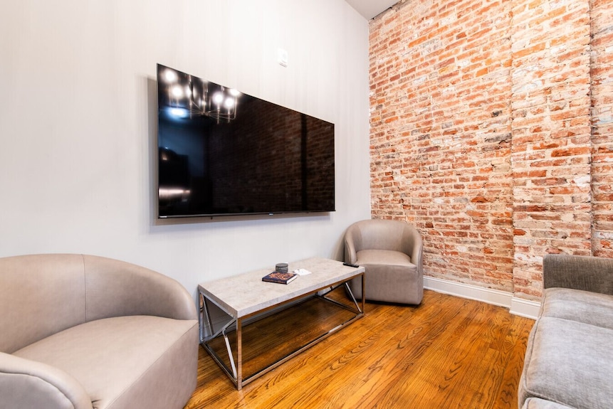 Hollyhock Suite 503: 2 Bed/1 Bath - KFC Yum! Center