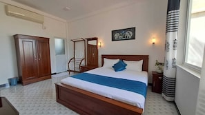 Quarto Duplo de Luxo, vista para o oceano | Secretária, secretária adequada para computadores portáteis 