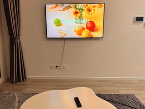 Apartamento Romântico, varanda, vista para a piscina | Sala | Smart TV de 55 polegadas com canais digitais, Netflix 