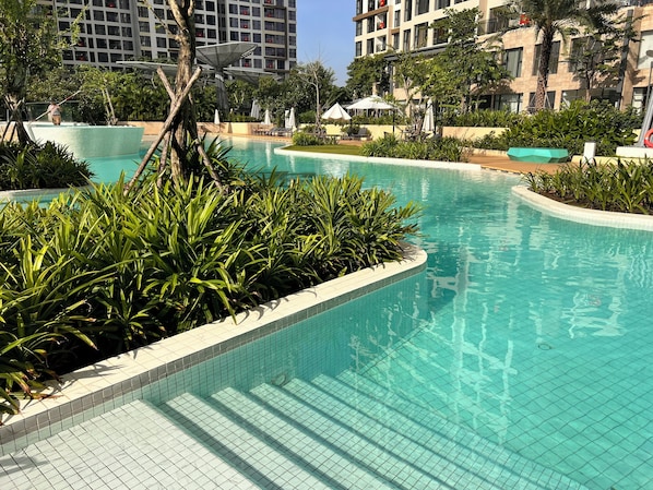 2 piscinas exteriores