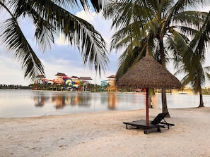 Na praia, praia de areia branca