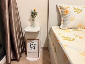 Apartamento Romântico, varanda, vista para a piscina | Secretária, secretária adequada para computadores portáteis 