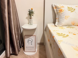 Apartamento Romântico, varanda, vista para a piscina | Secretária, secretária adequada para computadores portáteis