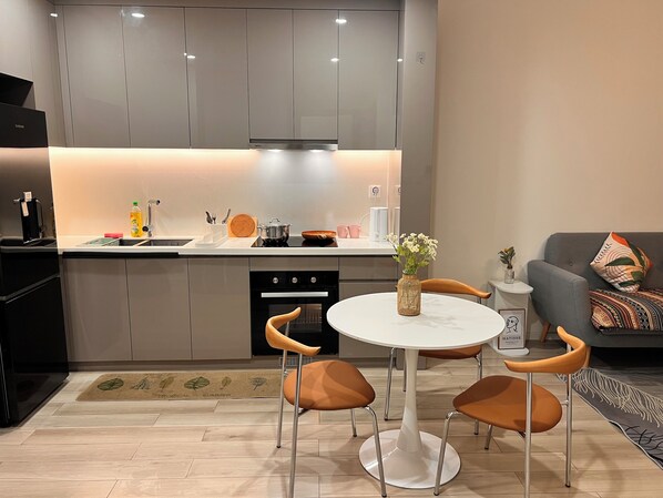 Apartamento Romântico, varanda, vista para a piscina | Cozinha privada | Um frigorífico/congelador grande, um forno, uma placa de cozinha 