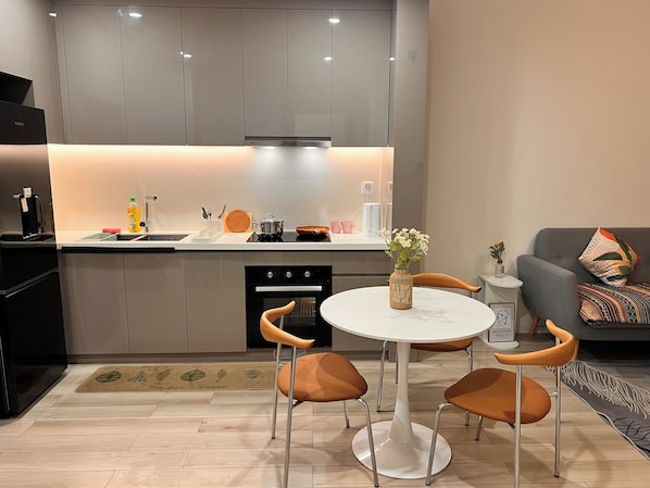 Apartamento Romântico, varanda, vista para a piscina | Cozinha privada | Um frigorífico/congelador grande, um forno, uma placa de cozinha