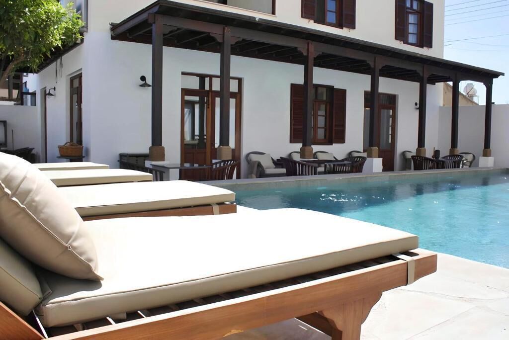 Quarto casal luxo, sacada, vista para o jardim | Piscina | Piscina externa