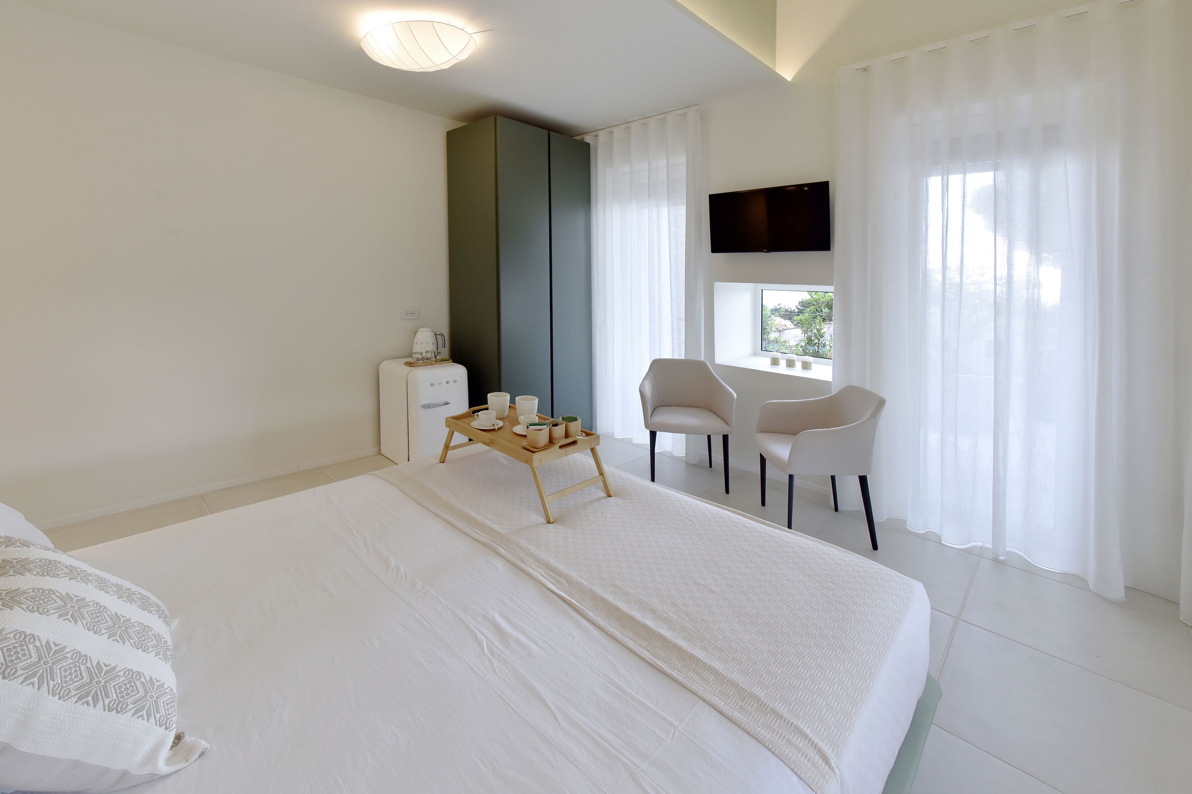 Frigobar, cofres nos quartos, escrivaninha