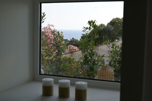 Frigobar, cofres nos quartos, escrivaninha