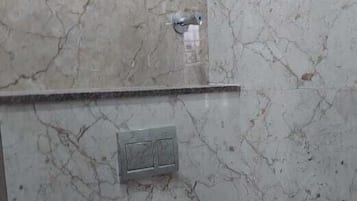 Quarto casal luxo | Banheiro | Chuveiro, produtos de toalete grátis, toalhas de banho, sabonete