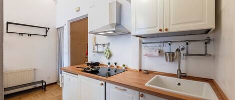 Apartamento standard, 2 quartos (Central Apartment Porta Soprana) | Cozinha privada | Geladeira, micro-ondas, cooktop, cafeteira/chaleira