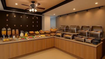 Pequeno-almoço tipo buffet diário (400 THB por pessoa)