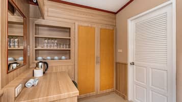 Quarto Quádruplo Familiar | Secretária, Wi-fi grátis, roupa de cama fornecida