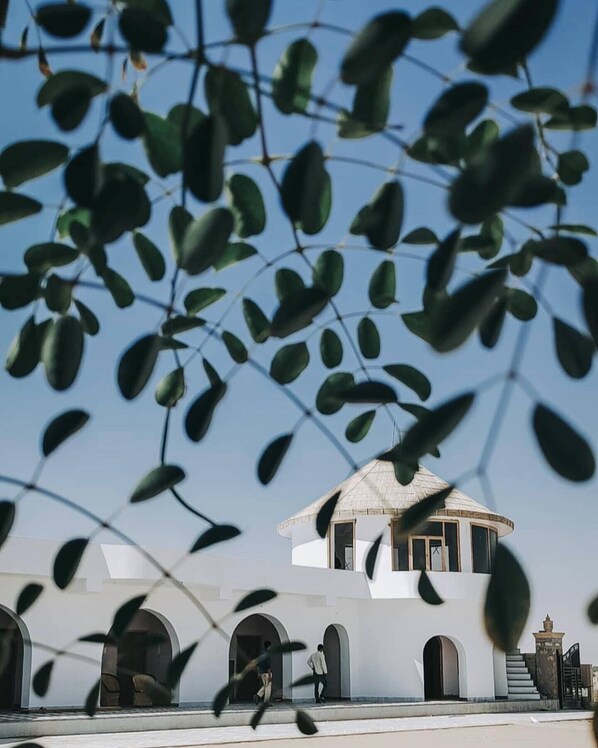 Um edifício com telhado em cúpula e portas em arco.