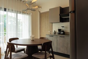 Apartamento de Luxo | Cozinha privada | Uma cafeteira/bule, mesas de jantar 