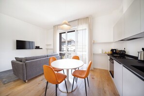 Apartamento conforto, sacada | Área de estar | TV de tela plana