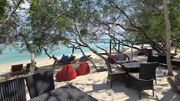 Na praia, areia branca, bar na praia