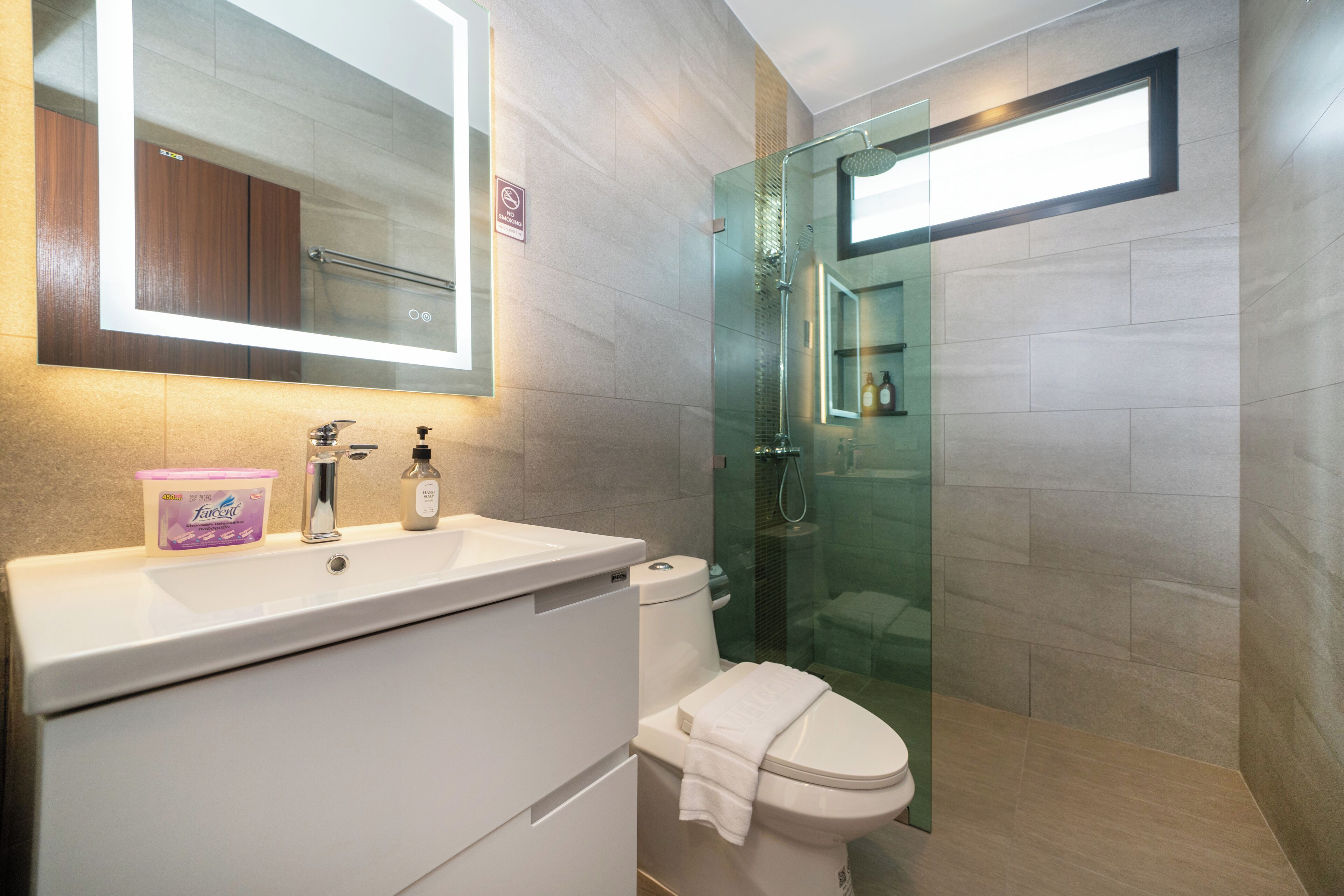 Quarto casal luxo, vista para o jardim | Banheiro | Chuveiro, secador de cabelo, toalhas de banho, sabonete