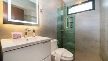 Quarto Duplo Deluxe, vista para o jardim | Casa de banho | Um polibã, um secador de cabelo, toalhas fornecidas, sabão