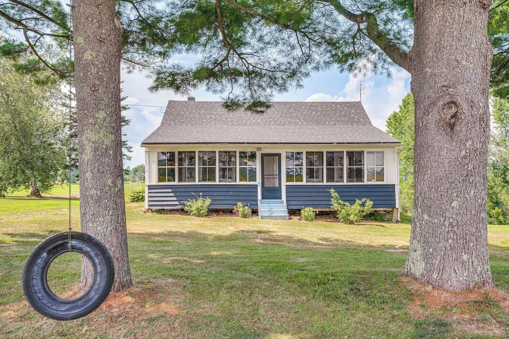 < 1 Mi To Lake: Mtn-view Cabin W/ Porch In Newport - Vermont