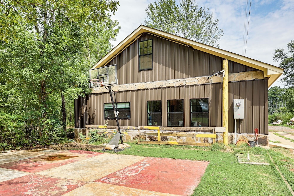 Family Home W/ On-site Waterfall & Pond In Fulton! - Hope, AR