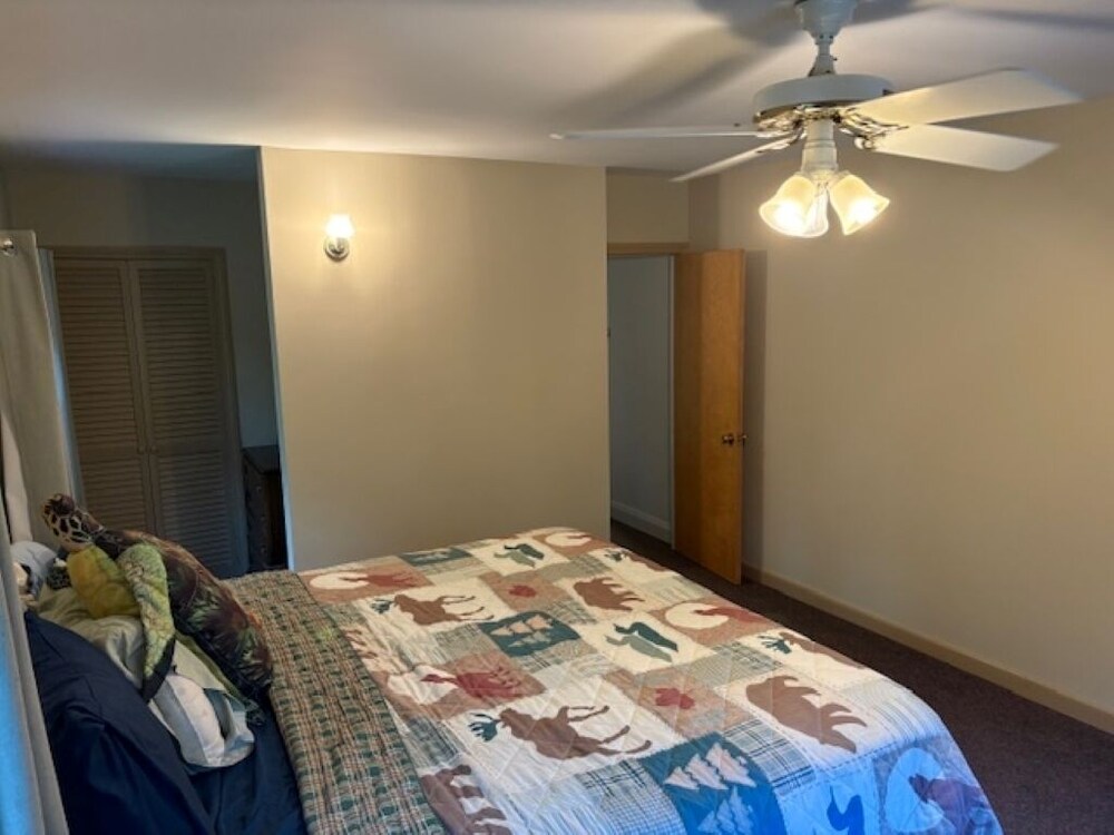 Five bedroom ski house .7 miles from Mount Snow, West Dover, VT. Hot ...