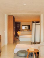 Quarto Twin Familiar, vista para o mar | Secretária adequada para computadores portáteis 