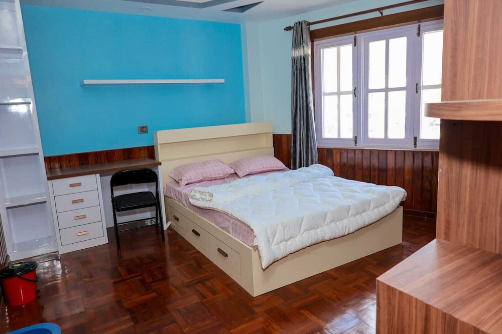 3LDK, 2 private rooms, 1 shared room, spacious kitchen, meeting room, and parking space ...