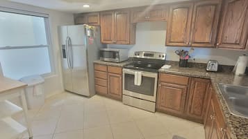 Condo, 2 quartos | Cozinha privada | Geladeira, fogão, cafeteira/chaleira, torradeira