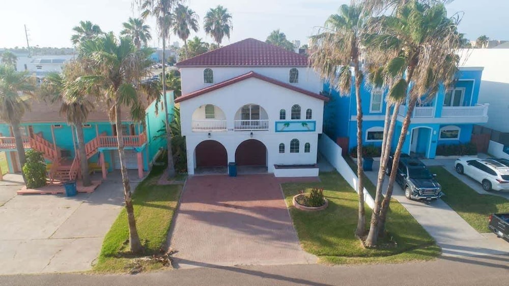 Fun Retro Island Vibe Sleeps 17 Beach 1 Block 4 Bedroom Home - Tamaulipas
