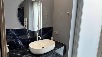 Quarto Deluxe, varanda, Vista para a cidade | Casa de banho | Um secador de cabelo, chinelos, toalhas fornecidas, sabão